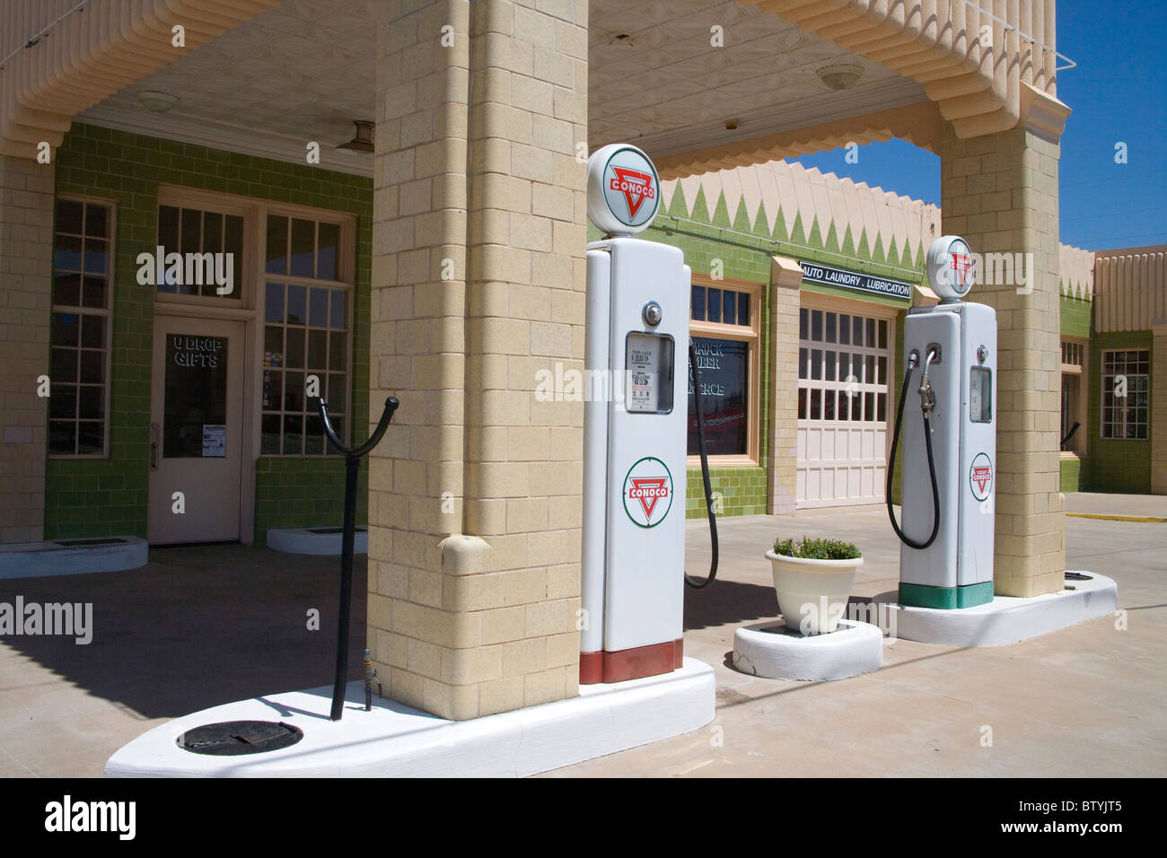 u drop inn along route 66 shamrock texas Stock Photo - Alamy