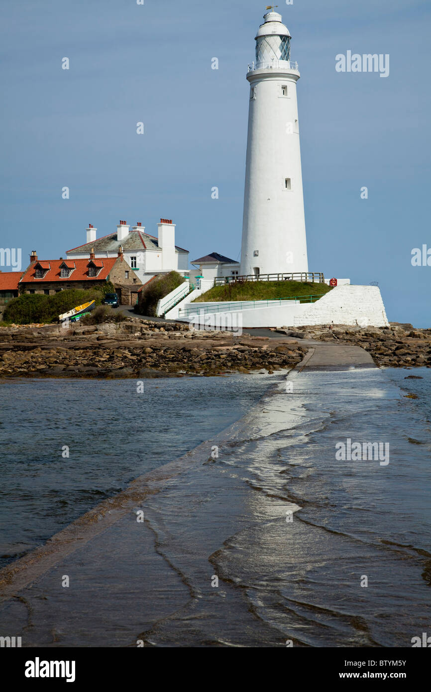 Tidal causeway St Marys lighthouse, Tyne and Wear Stock Photo - Alamy