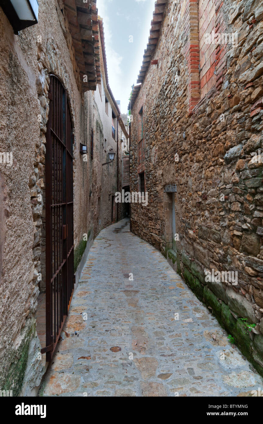 Narrow passageway between two walls in Peratallada, Spain Stock Photo ...