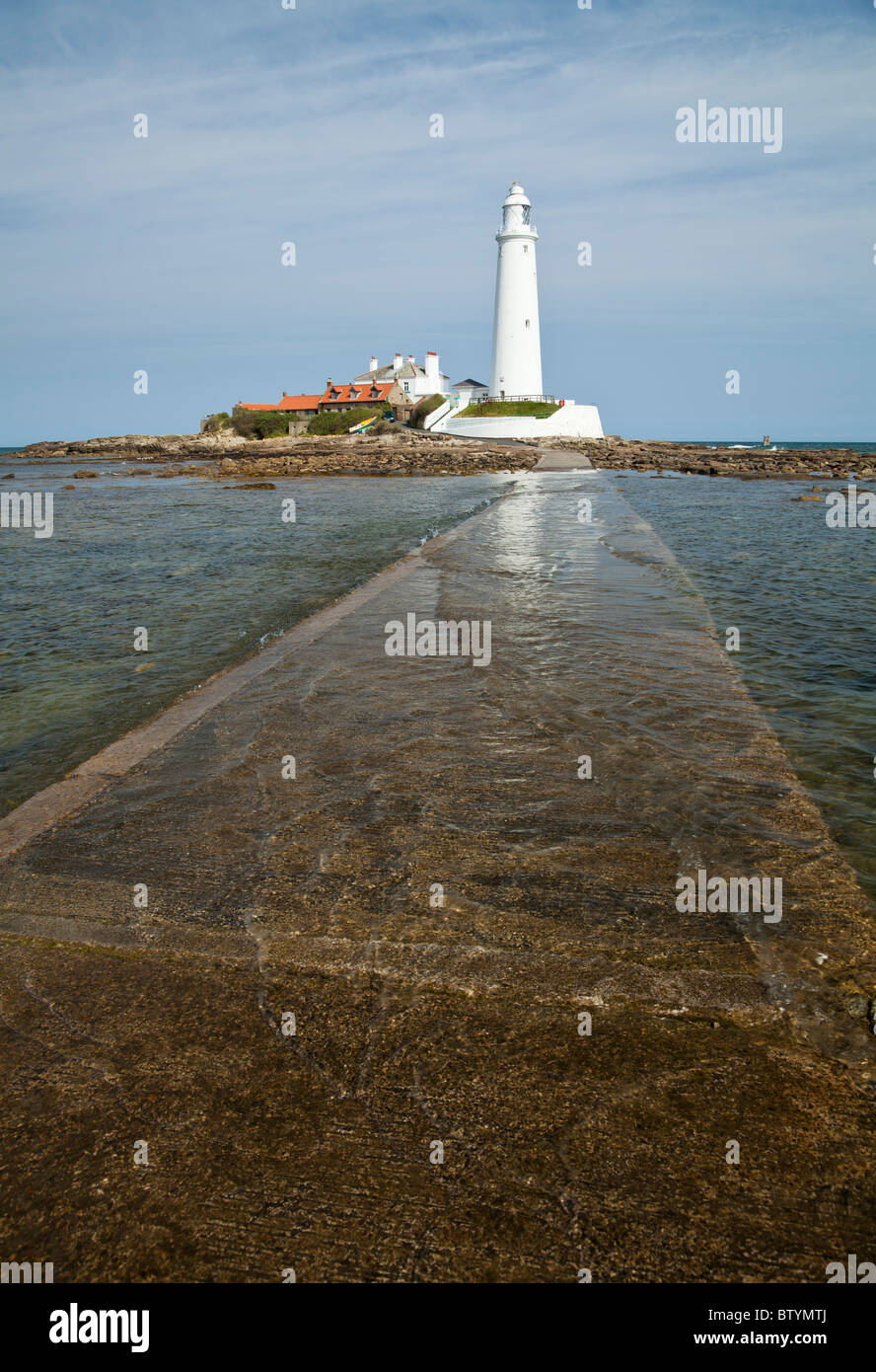 Tidal causeway St Marys lighthouse, Tyne and Wear Stock Photo - Alamy
