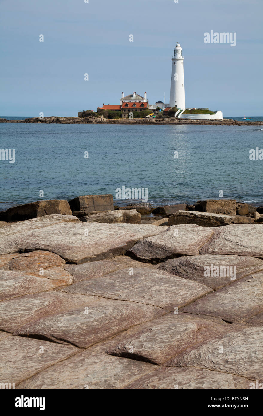Tidal causeway St Mary's lighthouse, Tyne and Wear Stock Photo - Alamy