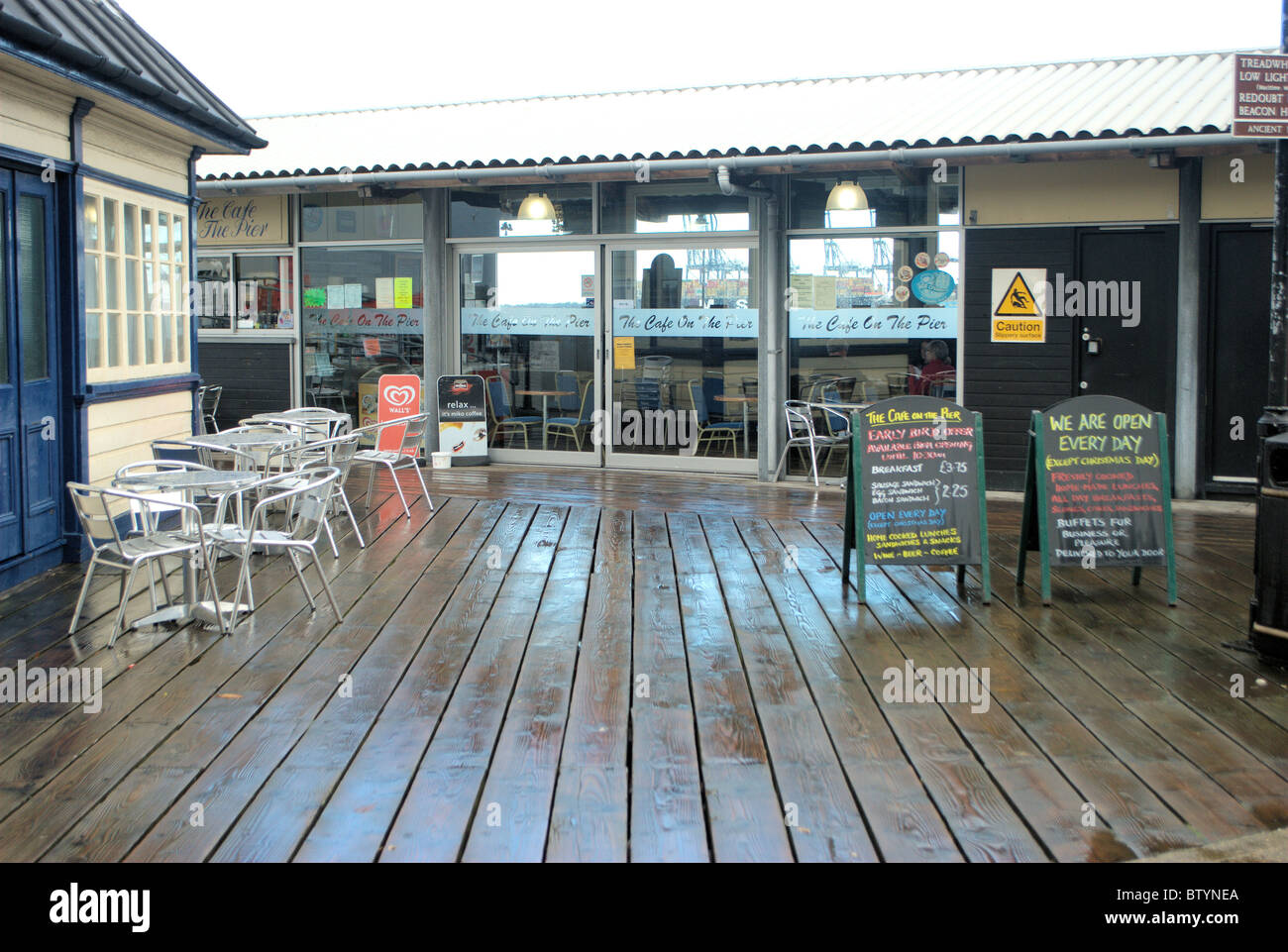 Pier cafe hi-res stock photography and images - Alamy