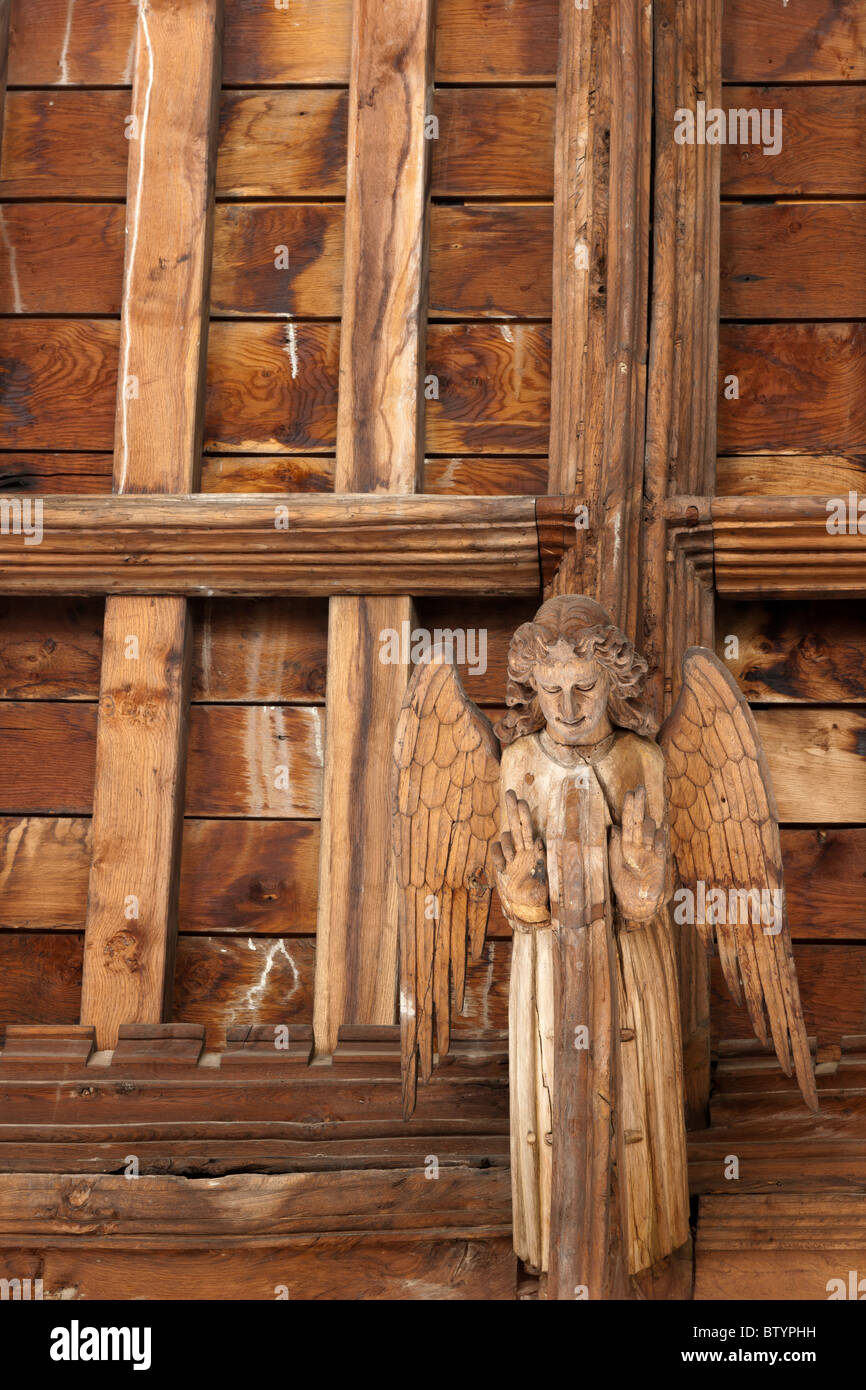 Angel wood carving hi-res stock photography and images - Alamy