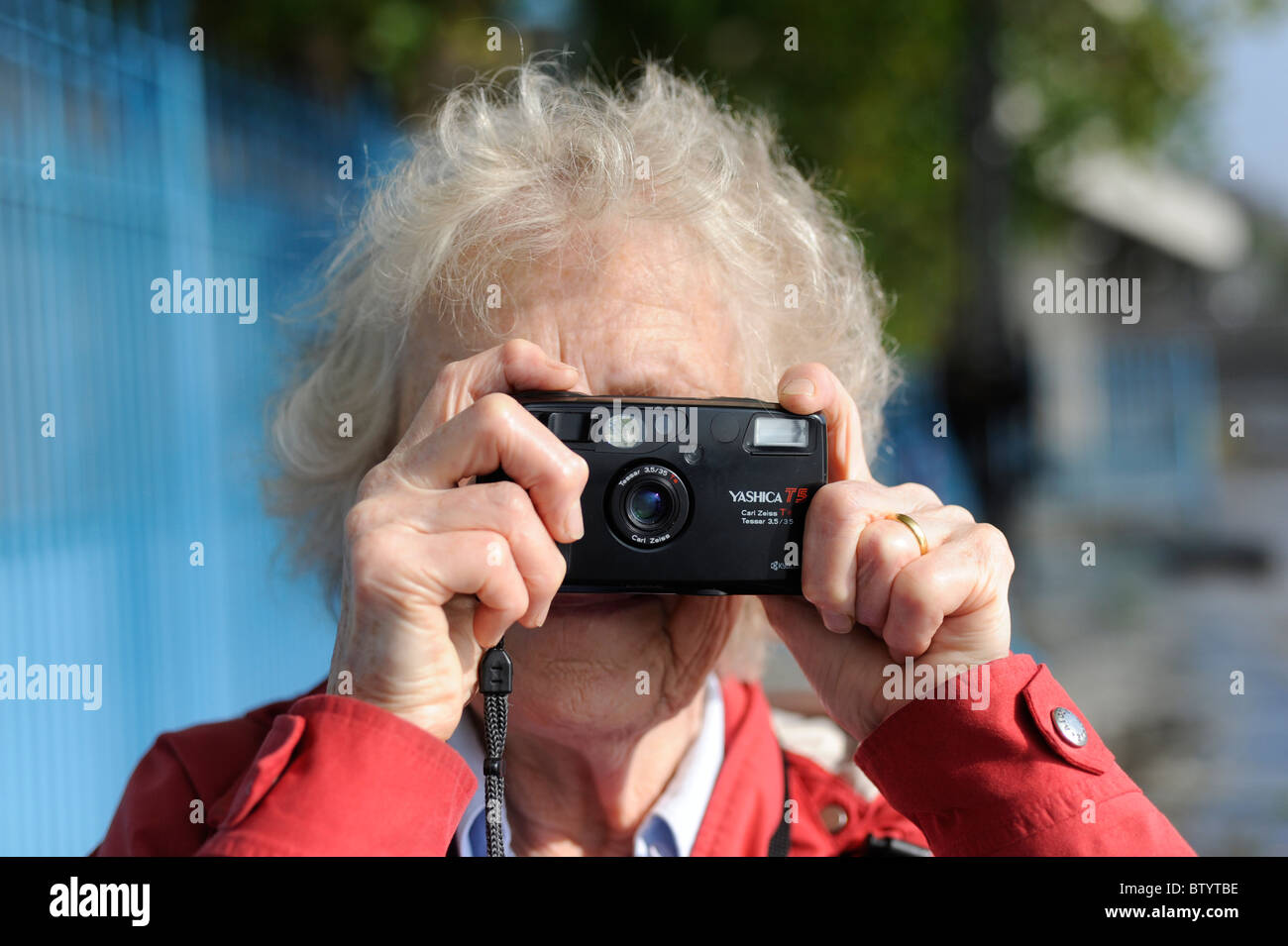 Old lady taking a photograph hi-res stock photography and images - Alamy