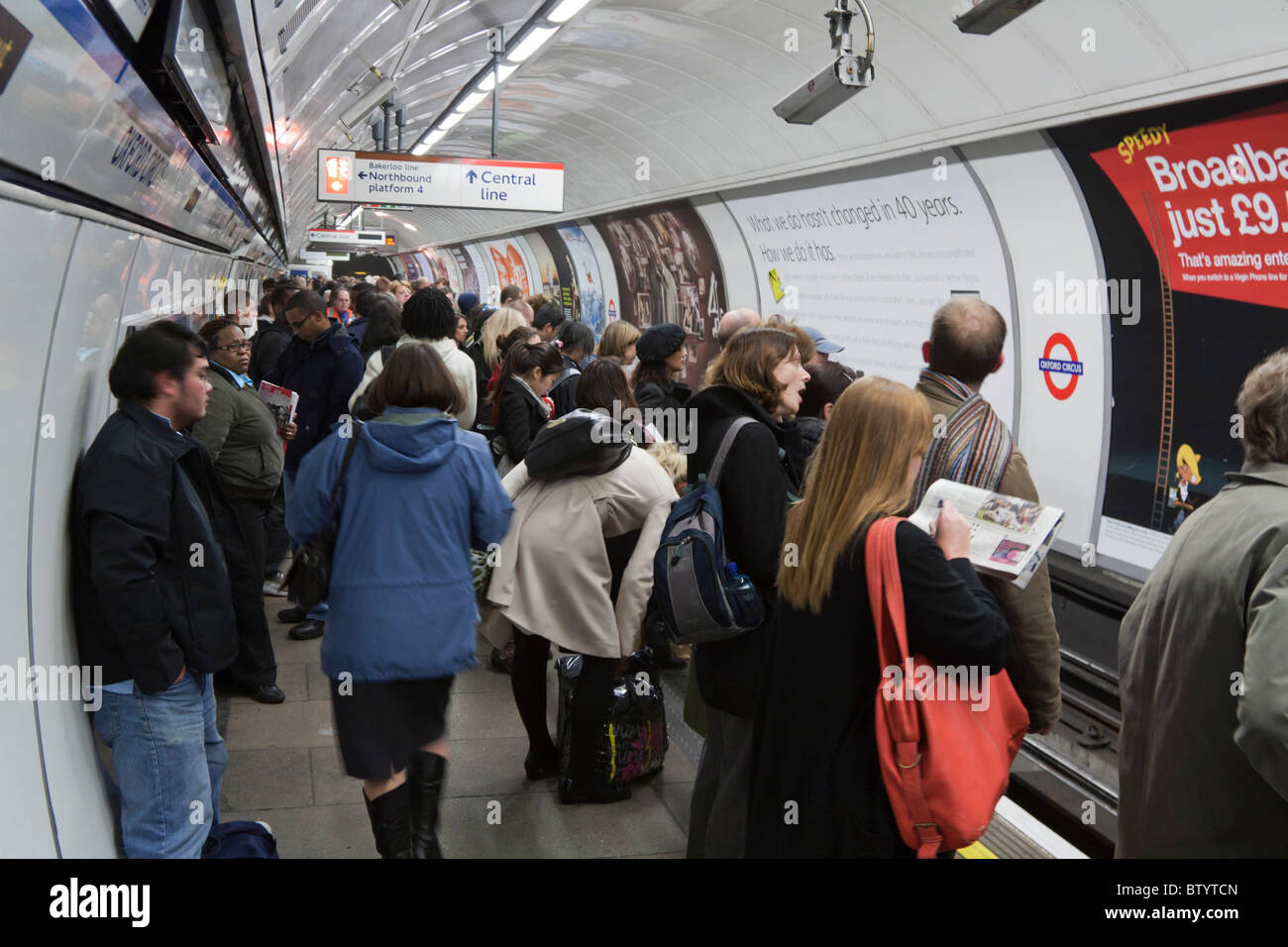 Evening Rush Hour - Victoria Line platform - Oxford Circus Underground ...