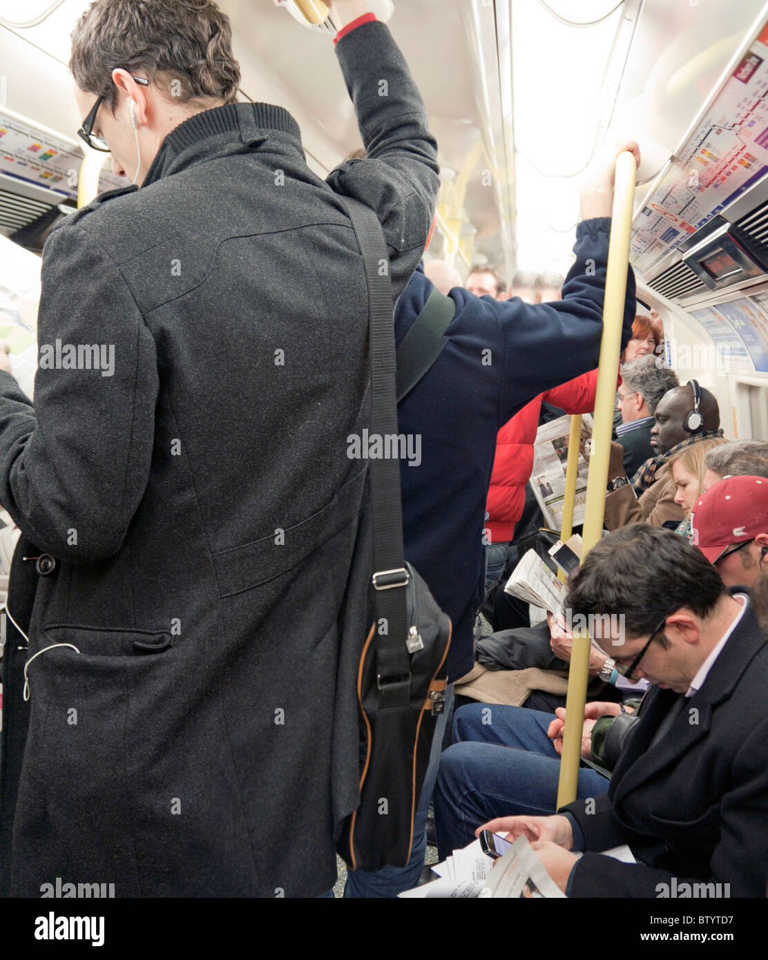 Train rush hour uk hi-res stock photography and images - Alamy