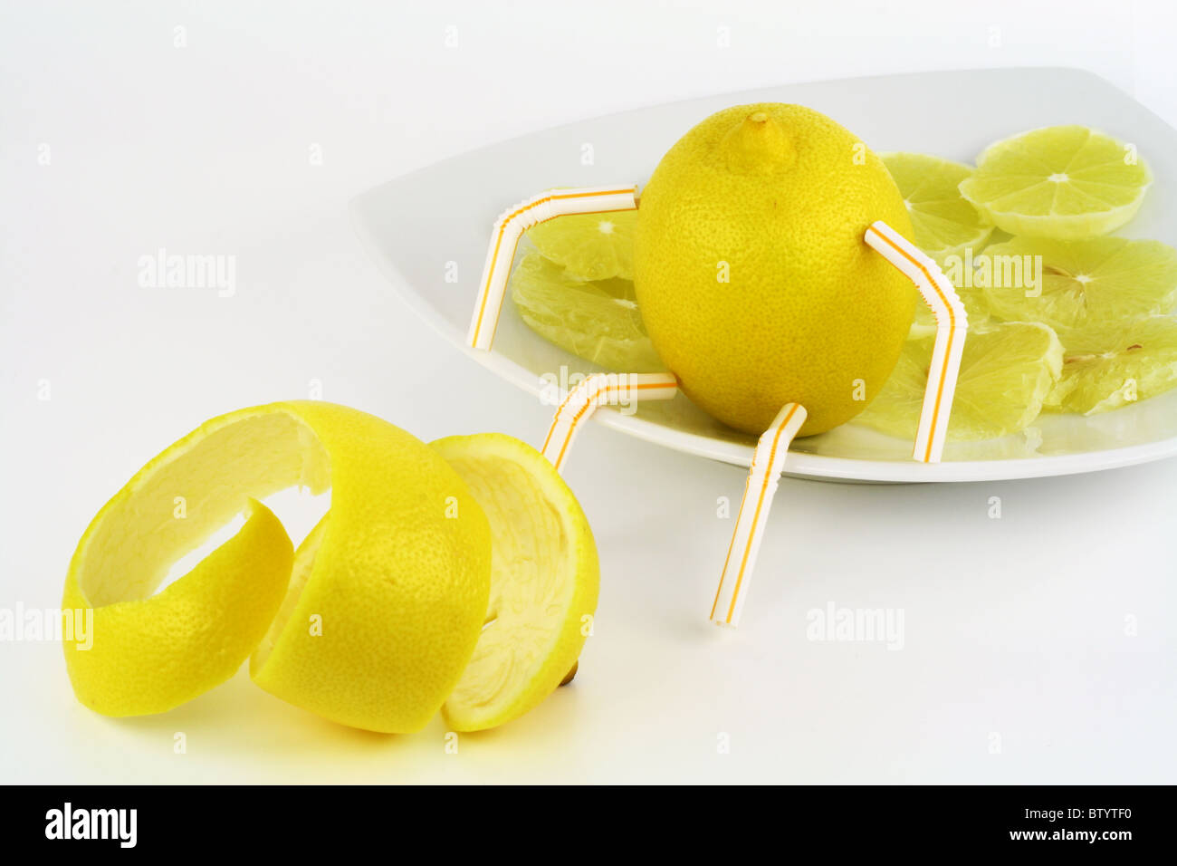 Lemon and lemon slices on a plateau Stock Photo - Alamy