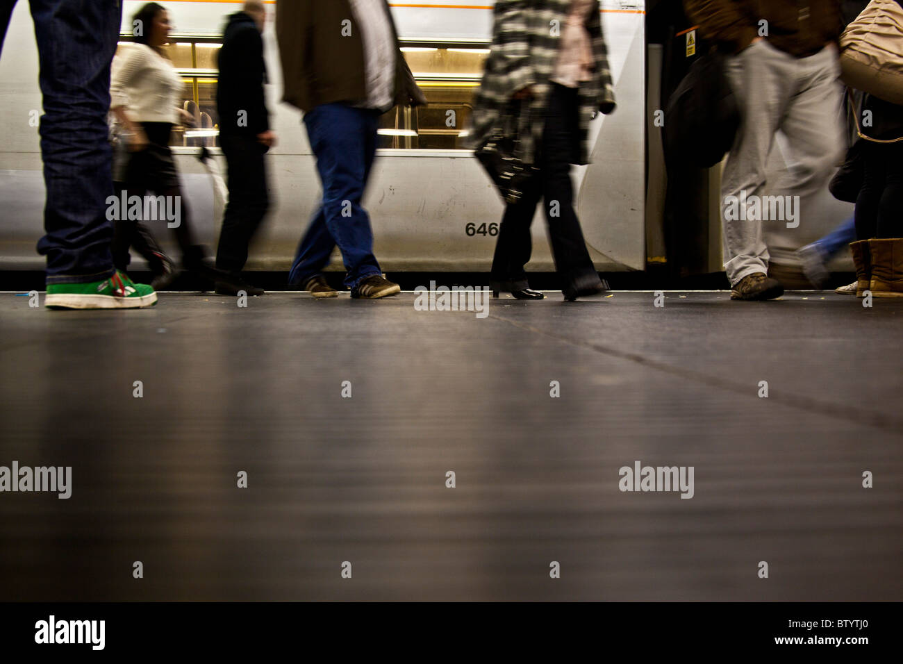 people getting off a train Stock Photo - Alamy