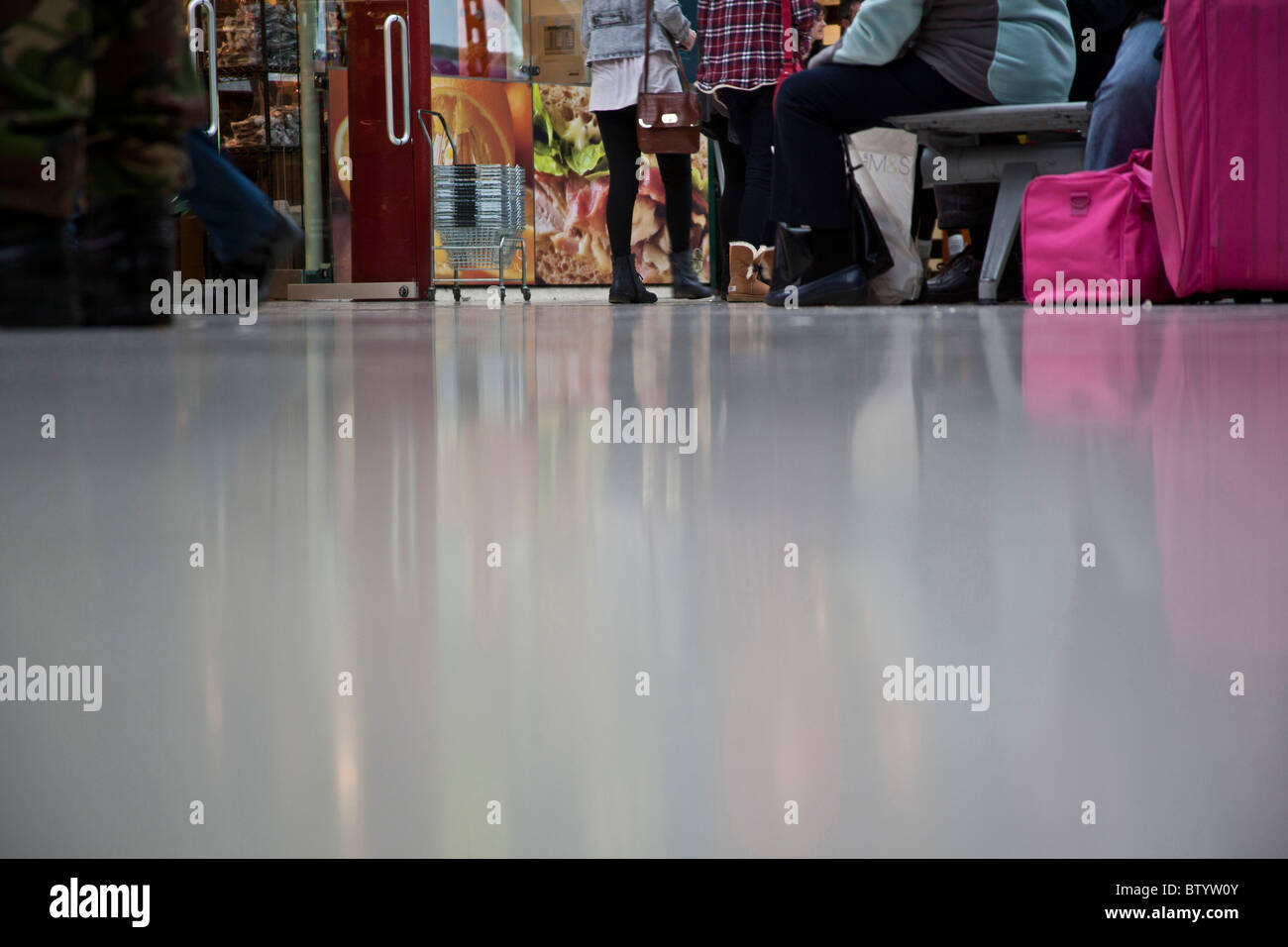 people going into a supermarket Stock Photo - Alamy