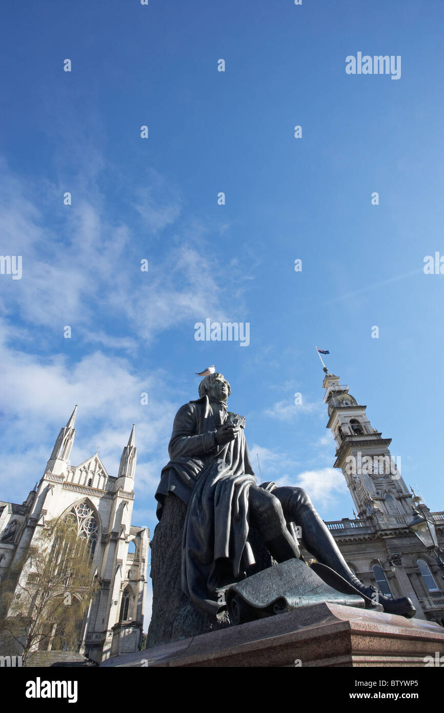 Robert Burns Statue, St Paul's Cathedral and Municipal Chambers Clock ...