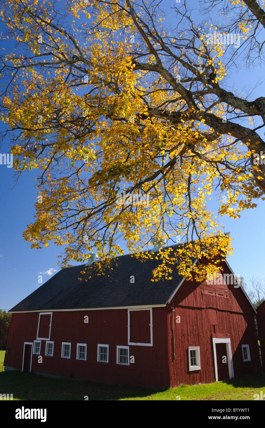Red barn white trim hi-res stock photography and images - Alamy