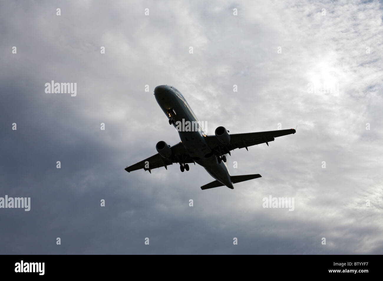 Airplane coming in for landing Stock Photo - Alamy