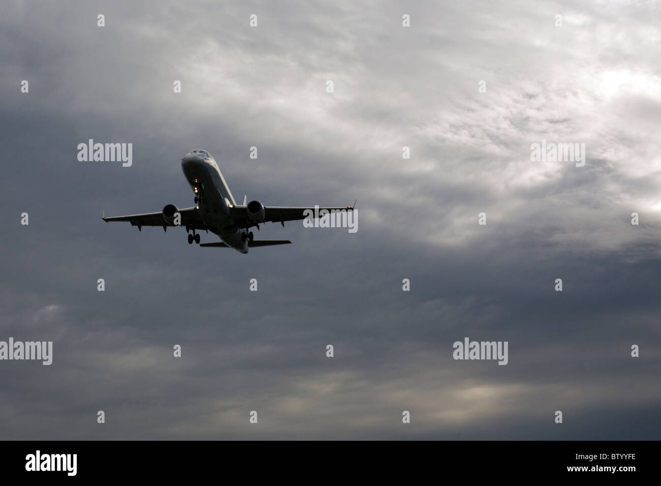 Airplane coming in for landing Stock Photo - Alamy