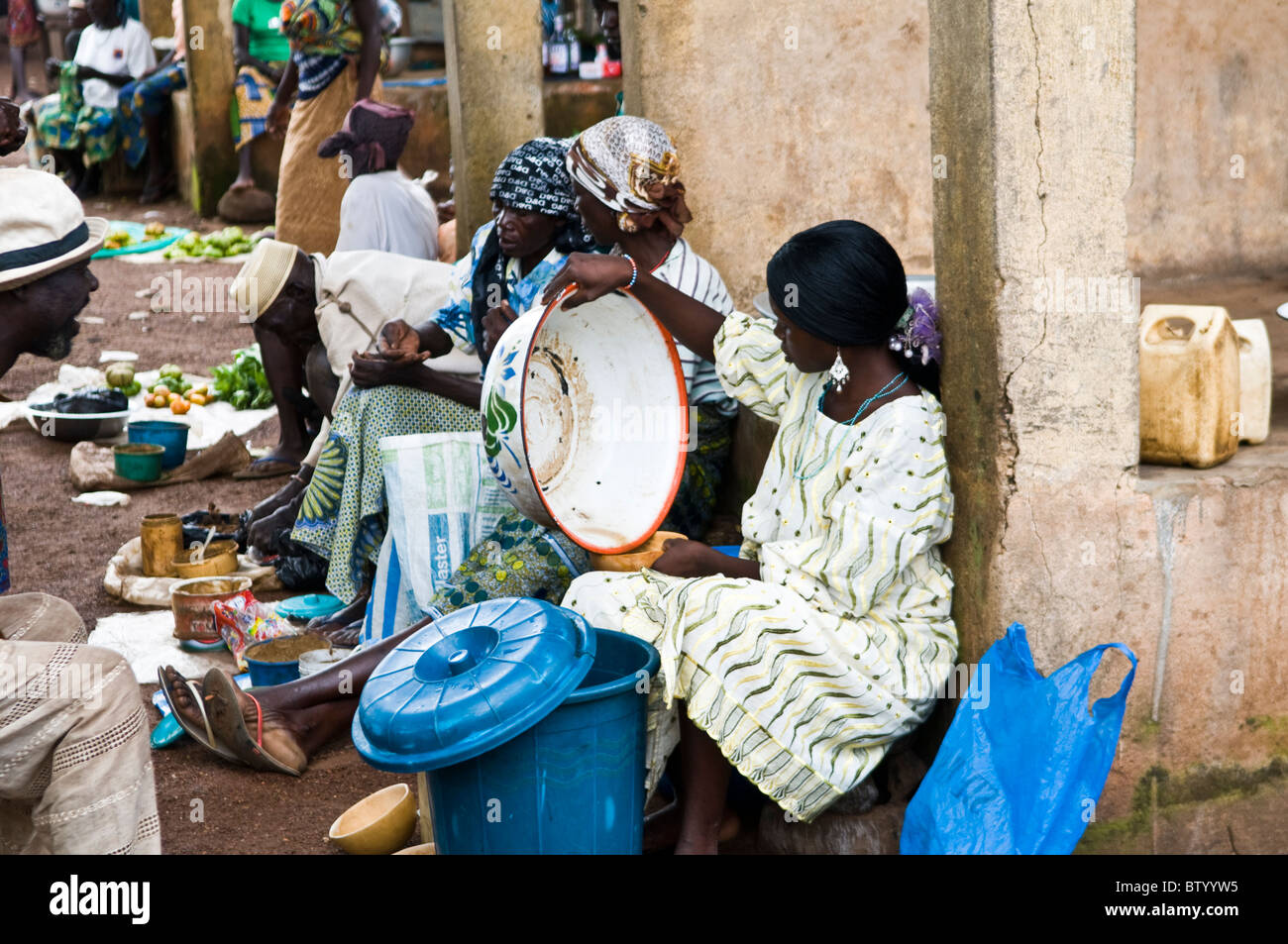 A daily market scene in rural Benin Stock Photo - Alamy