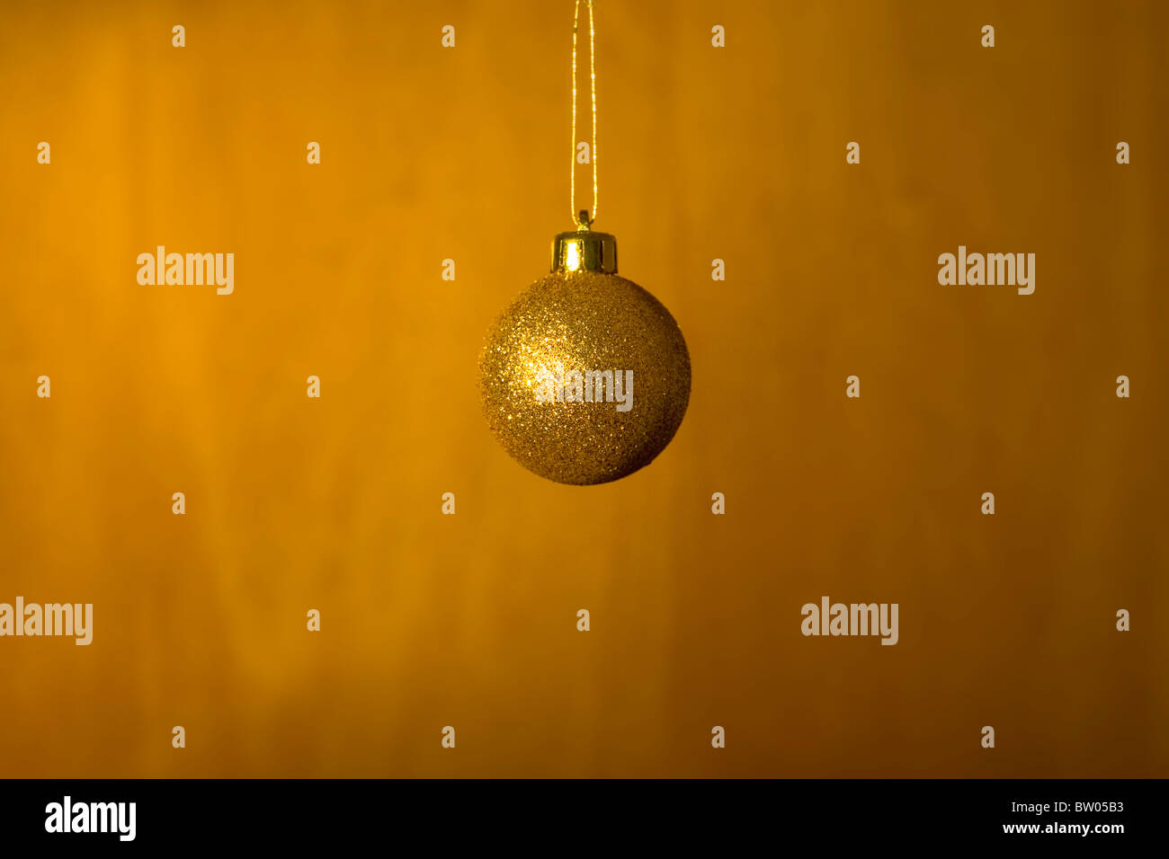 Single gold bauble hi-res stock photography and images - Alamy