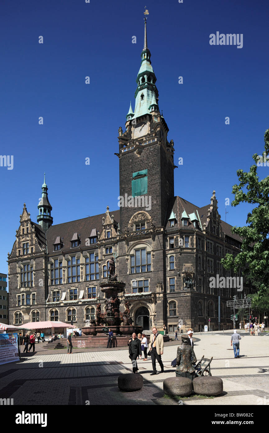 Elberfelder Rathaus mit Jubilaeumsbrunnen auf dem Neumarkt in Wuppertal ...