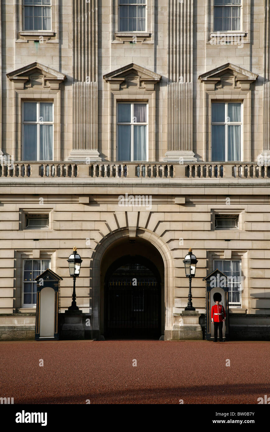 Guardsman on sentry duty outside Buckingham Palace, St James's, London ...