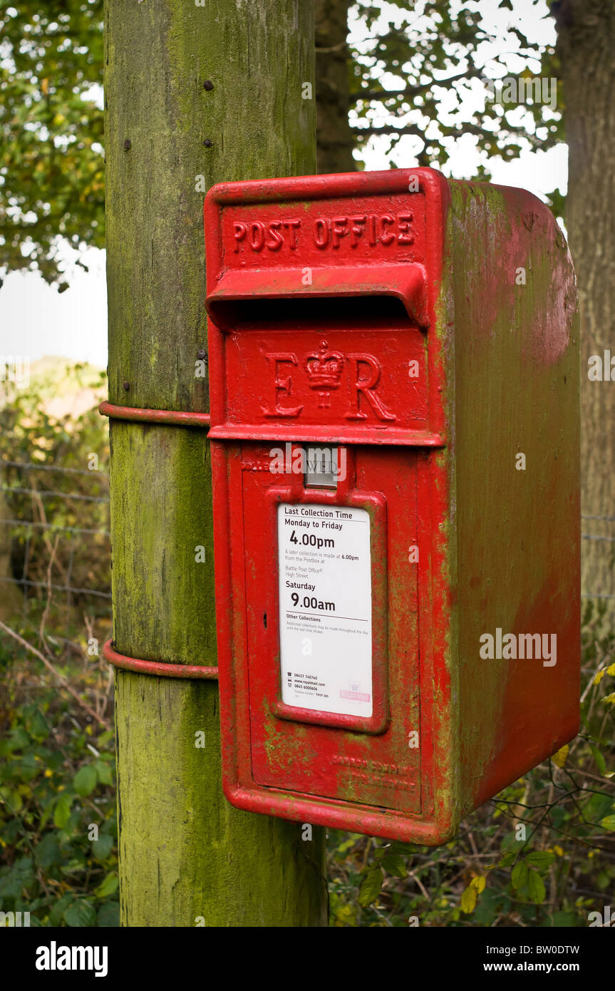 Elizabeth post box hi-res stock photography and images - Alamy