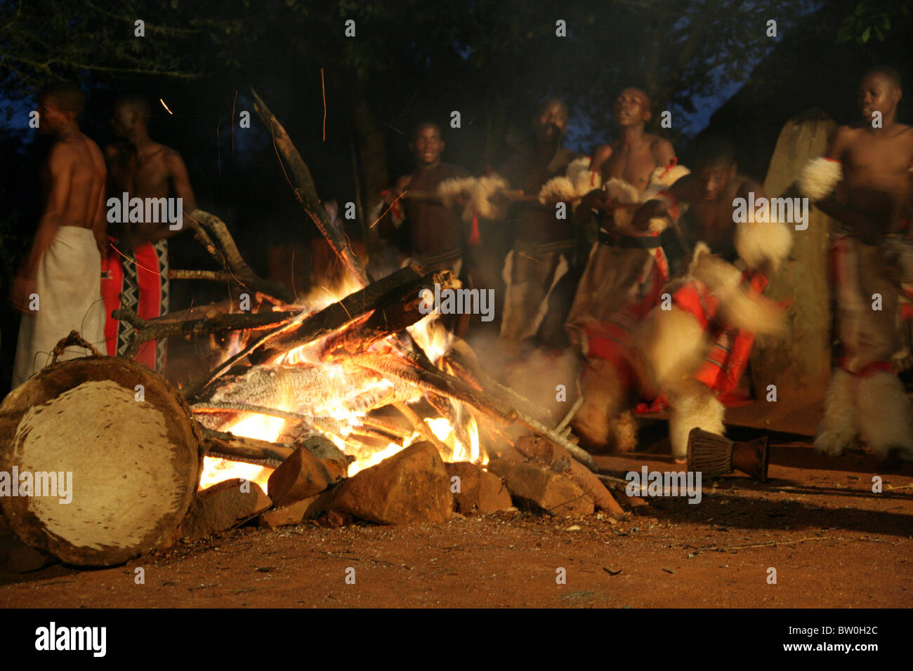 South africa traditional women dance hi-res stock photography and ...