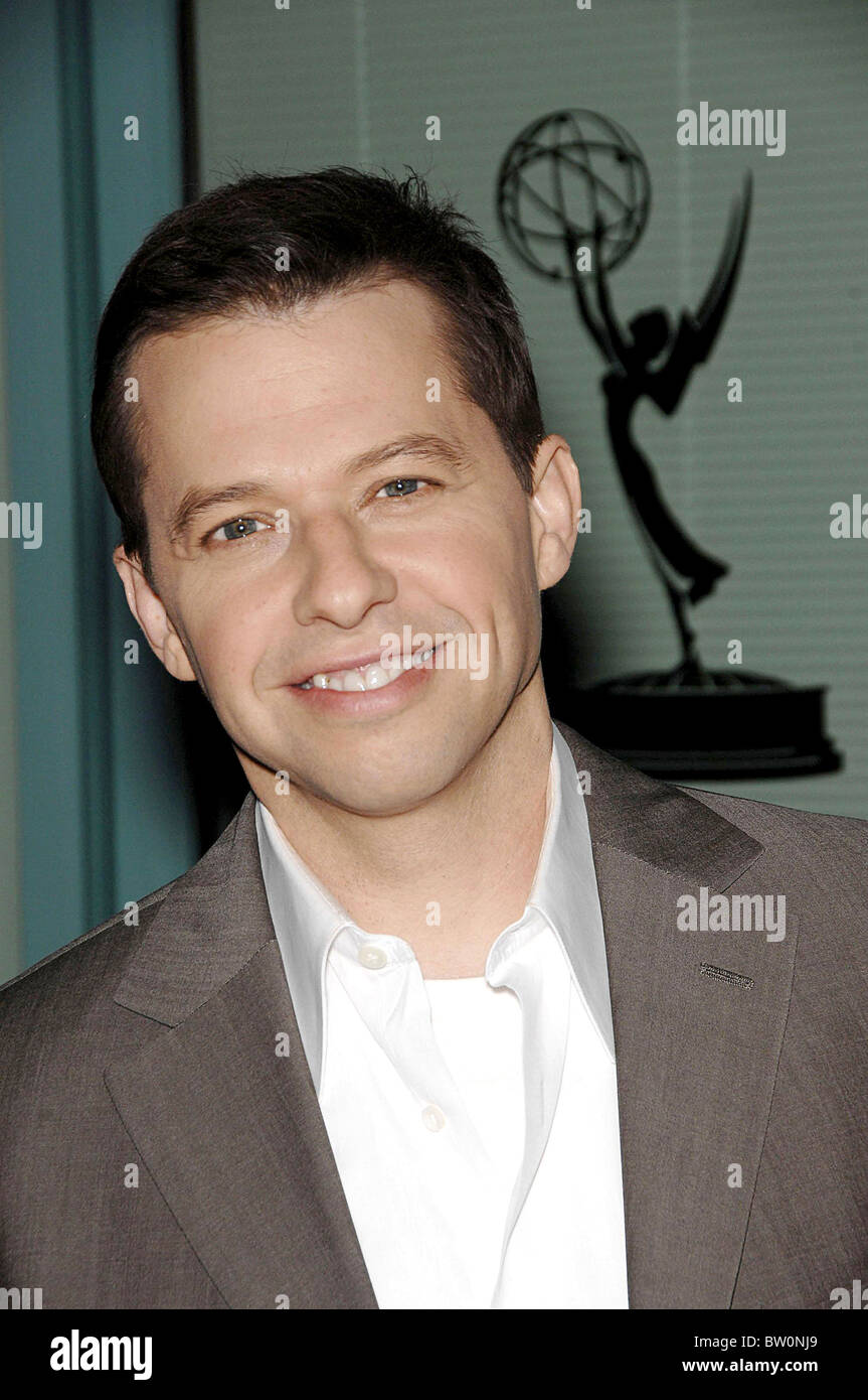Jon cryer two half men hi-res stock photography and images - Alamy