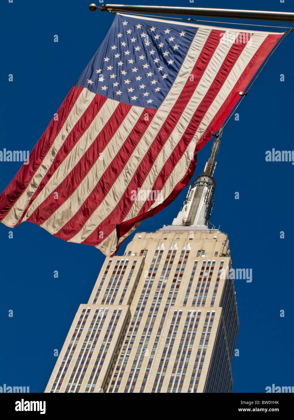 Empire state building midtown manhattan art deco us flag hi-res stock ...
