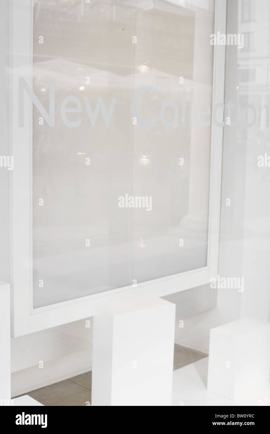 Empty shoe shop in London's Covent Garden, a victim of the Uk recession ...