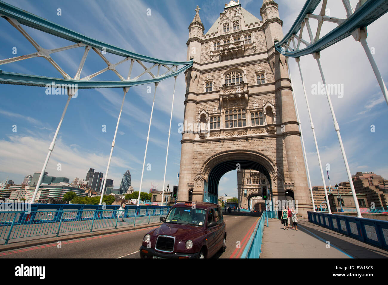 Taxi crossing Tower Bridge Stock Photo - Alamy