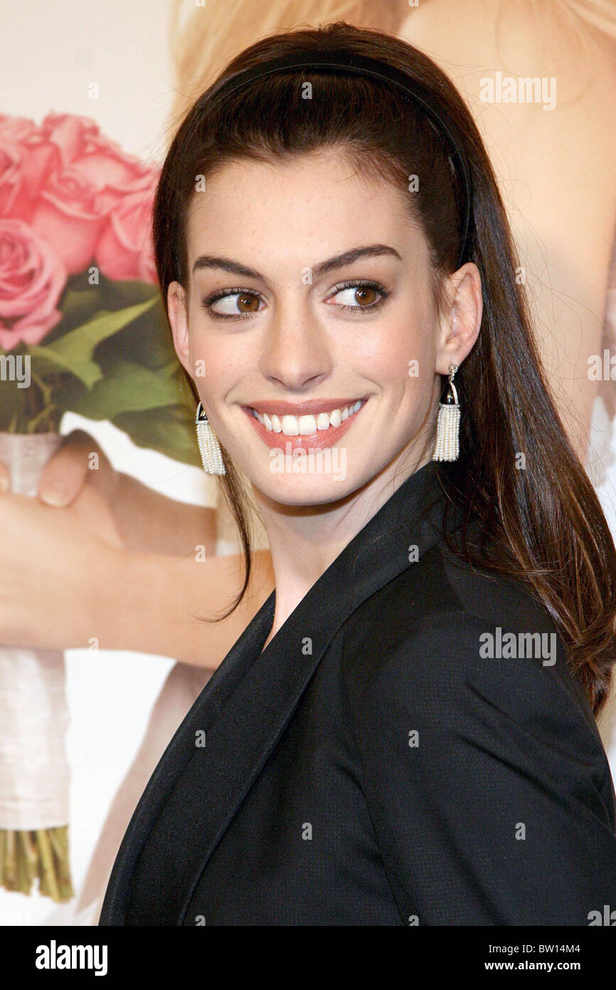 BRIDE WARS Premiere Stock Photo - Alamy