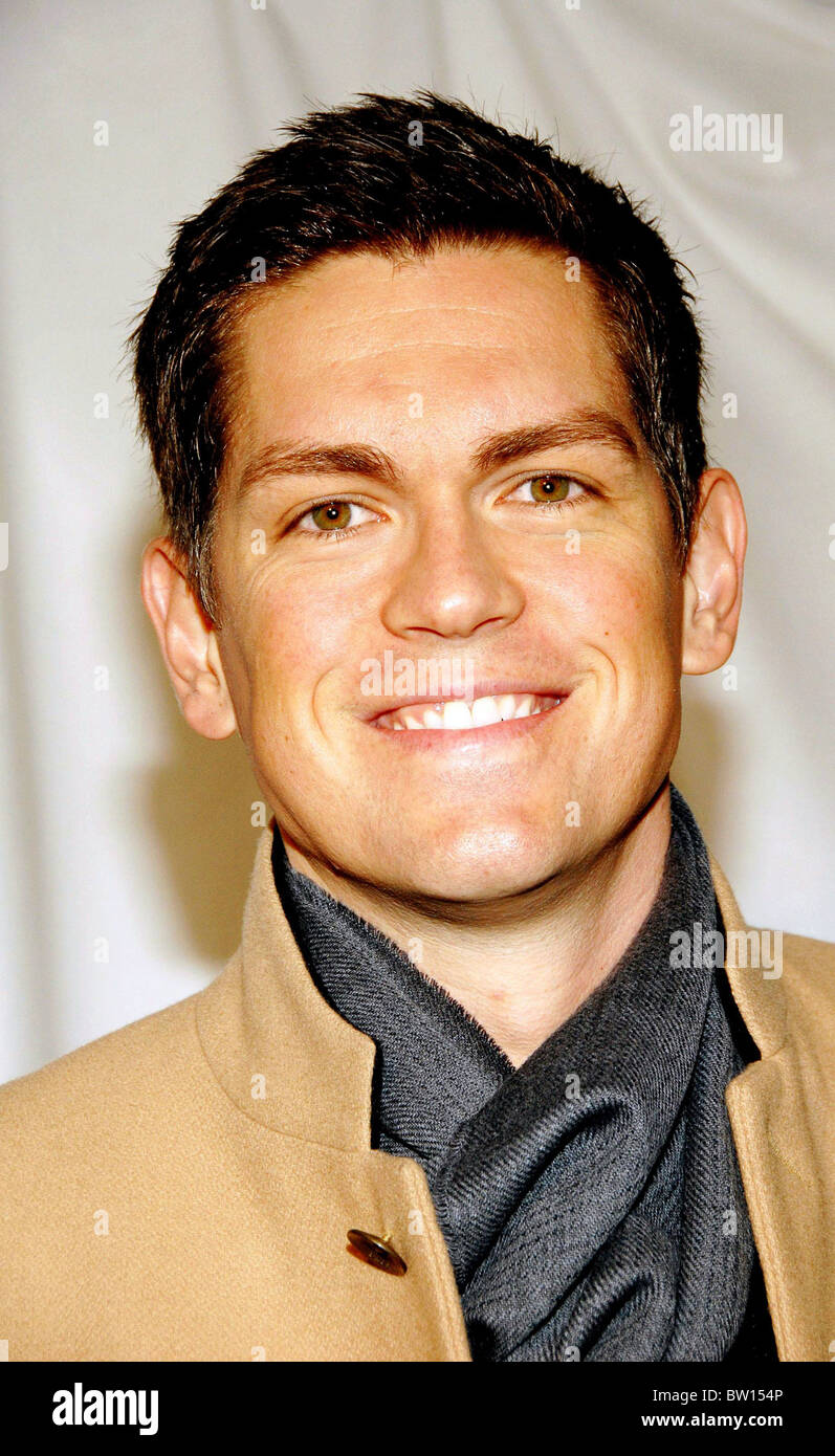 Steve howey bride wars hi-res stock photography and images - Alamy