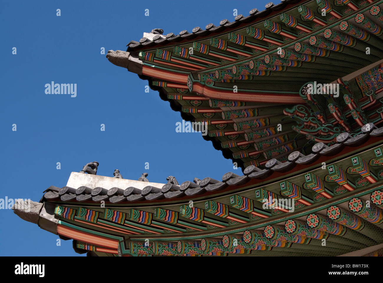 Detail of traditional korean roof hi-res stock photography and images ...