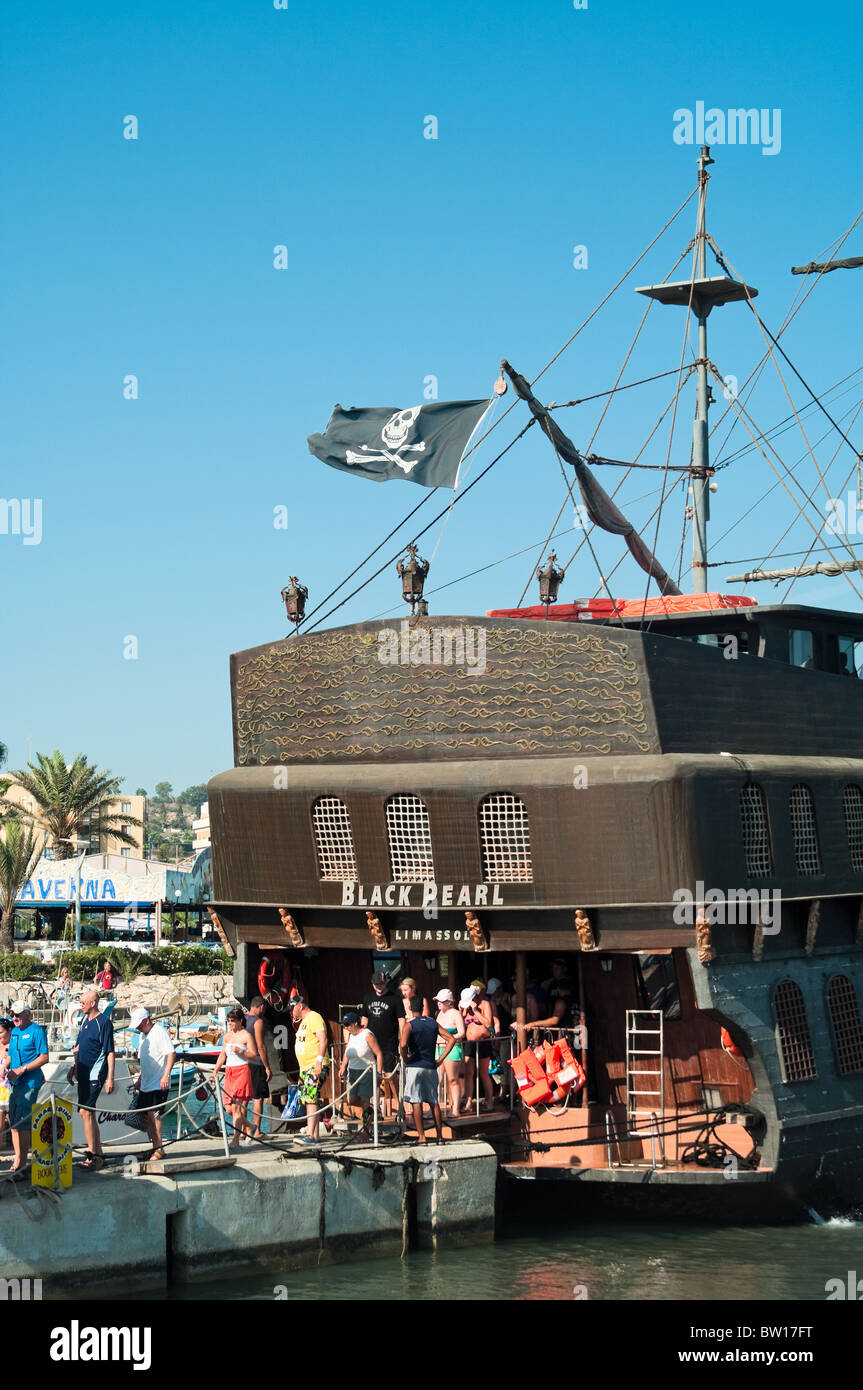 Pirates of the caribbean black pearl High Resolution Stock Photography ...