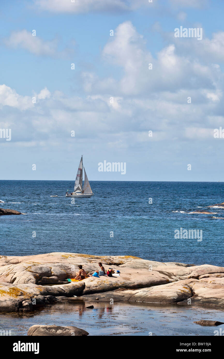 Female sunbathers hi-res stock photography and images - Alamy