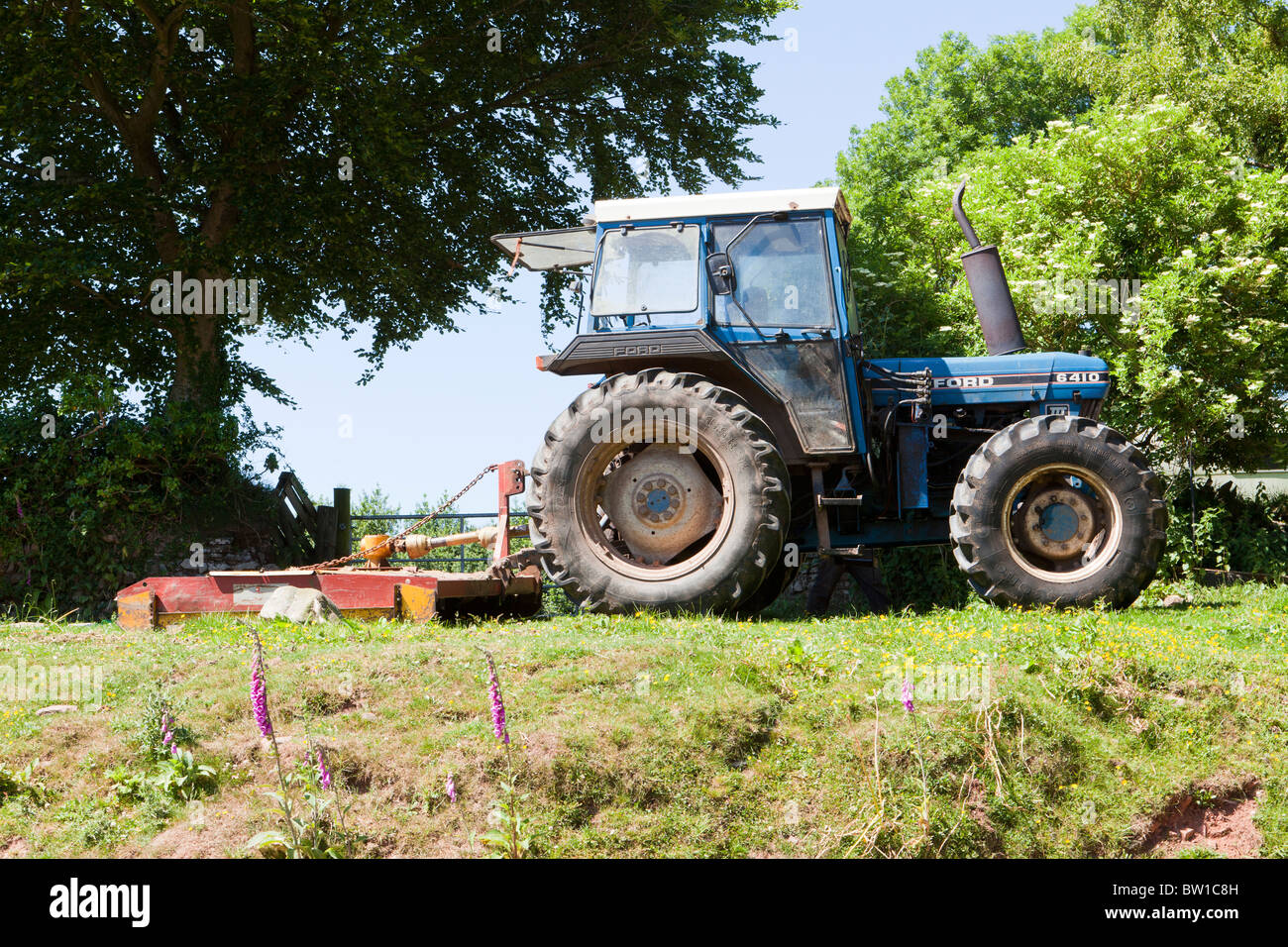 Blue ford tractor hi-res stock photography and images - Alamy