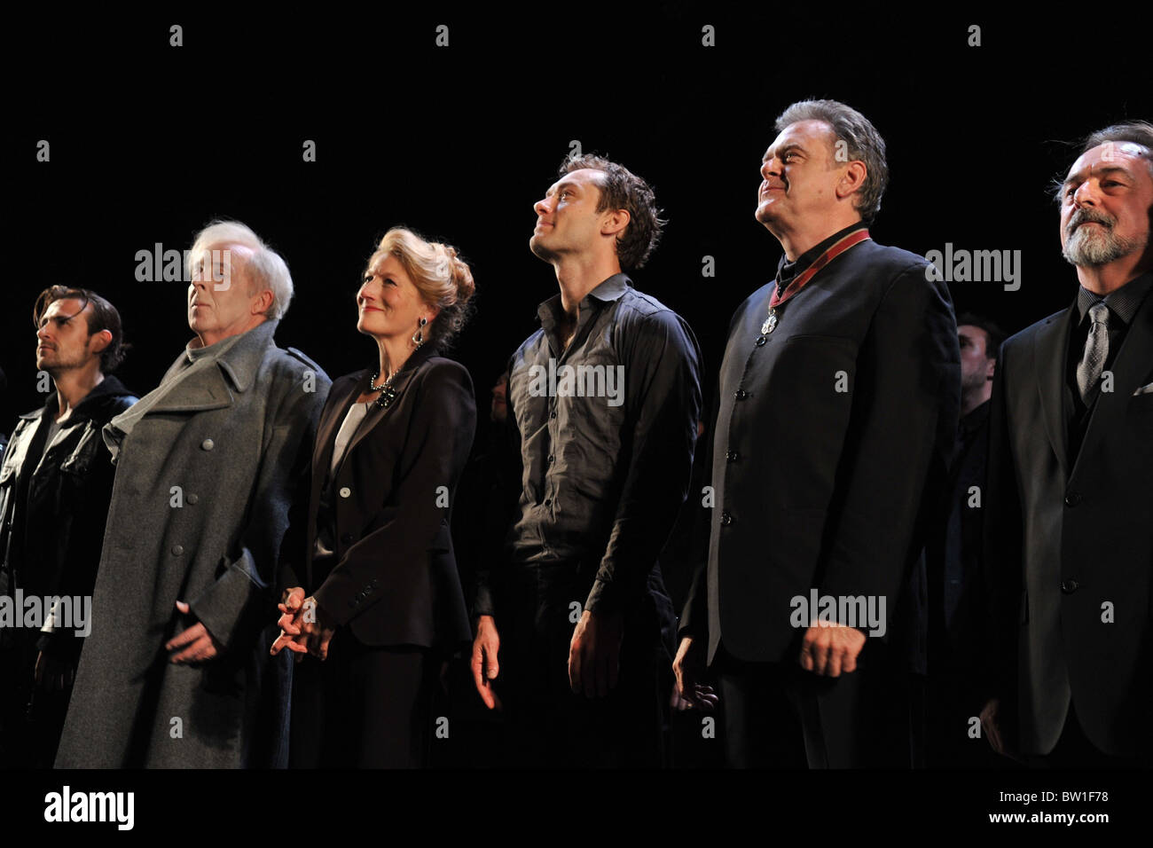 Hamlet on broadway jude law hi-res stock photography and images - Alamy
