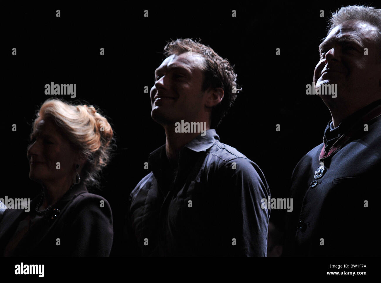 Jude law hamlet hi-res stock photography and images - Alamy