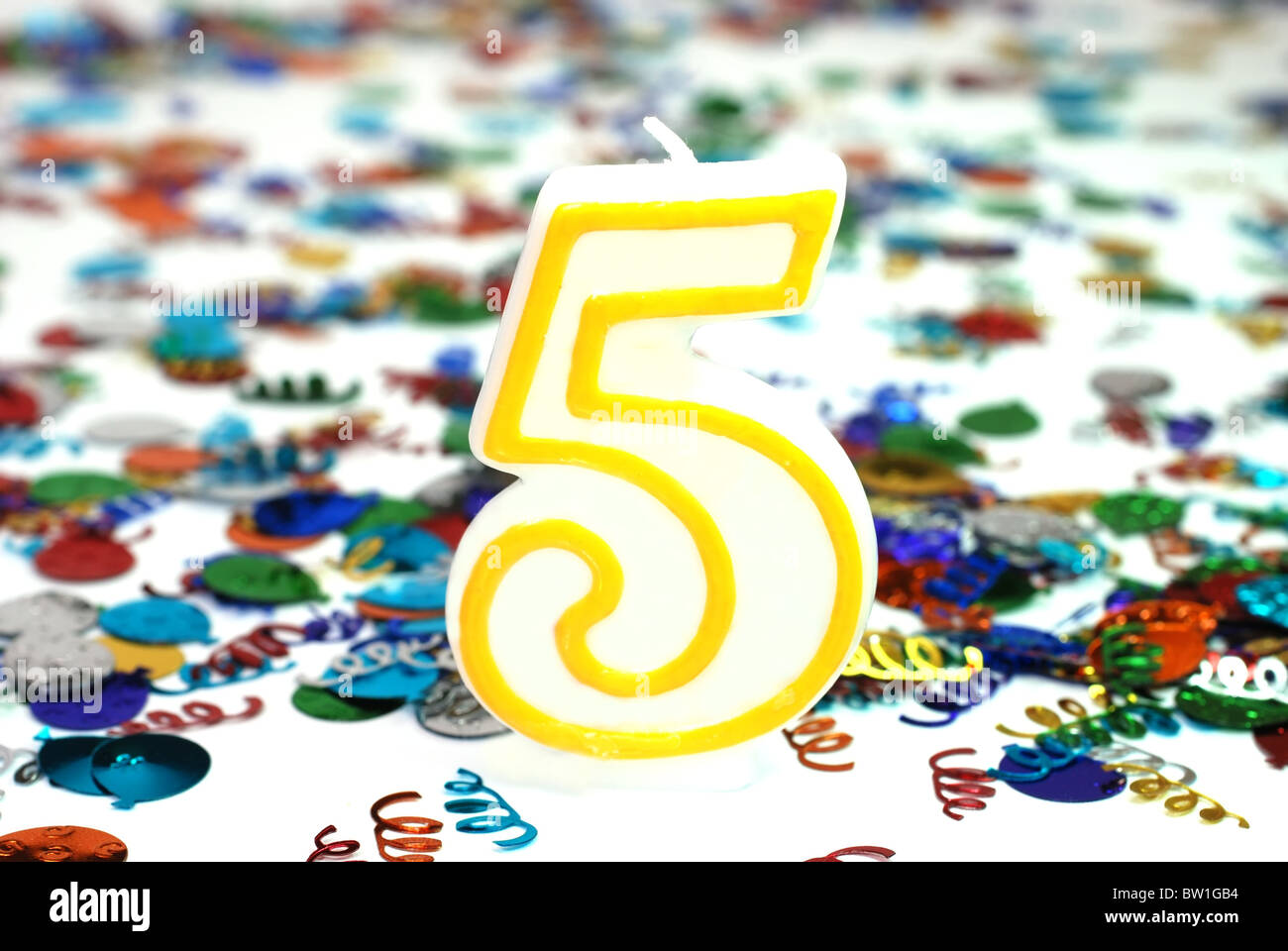 Number 5 celebration candle with confetti Stock Photo - Alamy