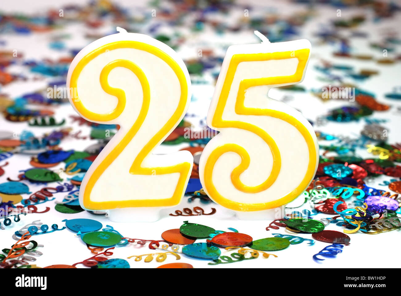 Number 25 celebration candle with confetti Stock Photo - Alamy