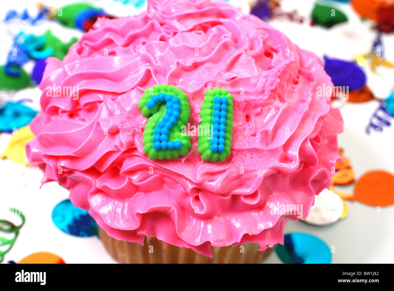 Number 21 celebration cupcake with confetti Stock Photo - Alamy