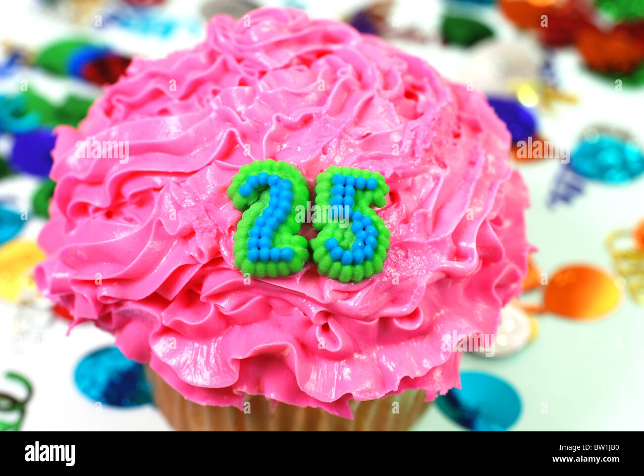 Number 25 celebration cupcake with confetti Stock Photo - Alamy