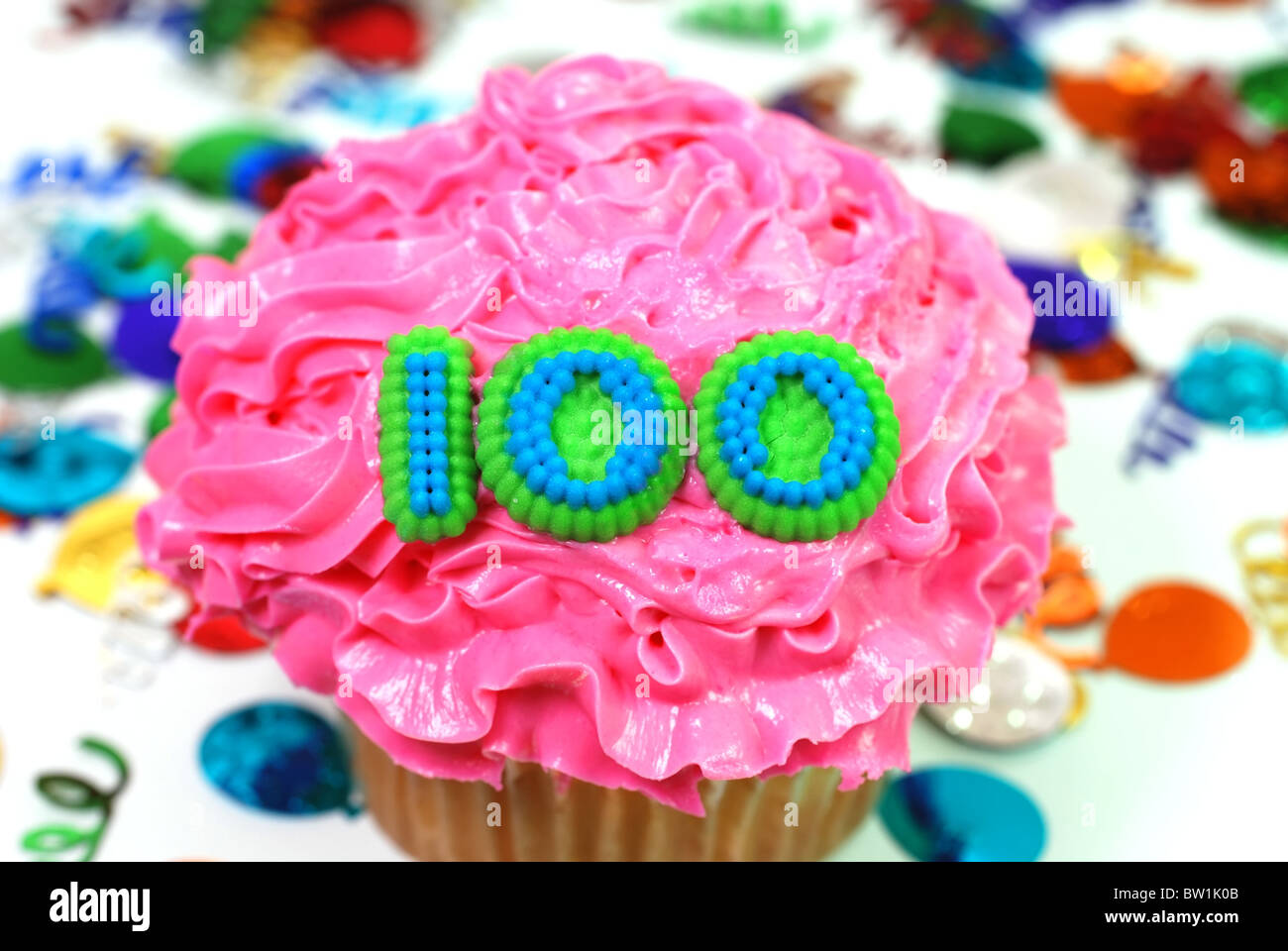 Number 100 celebration cupcake with confetti Stock Photo - Alamy