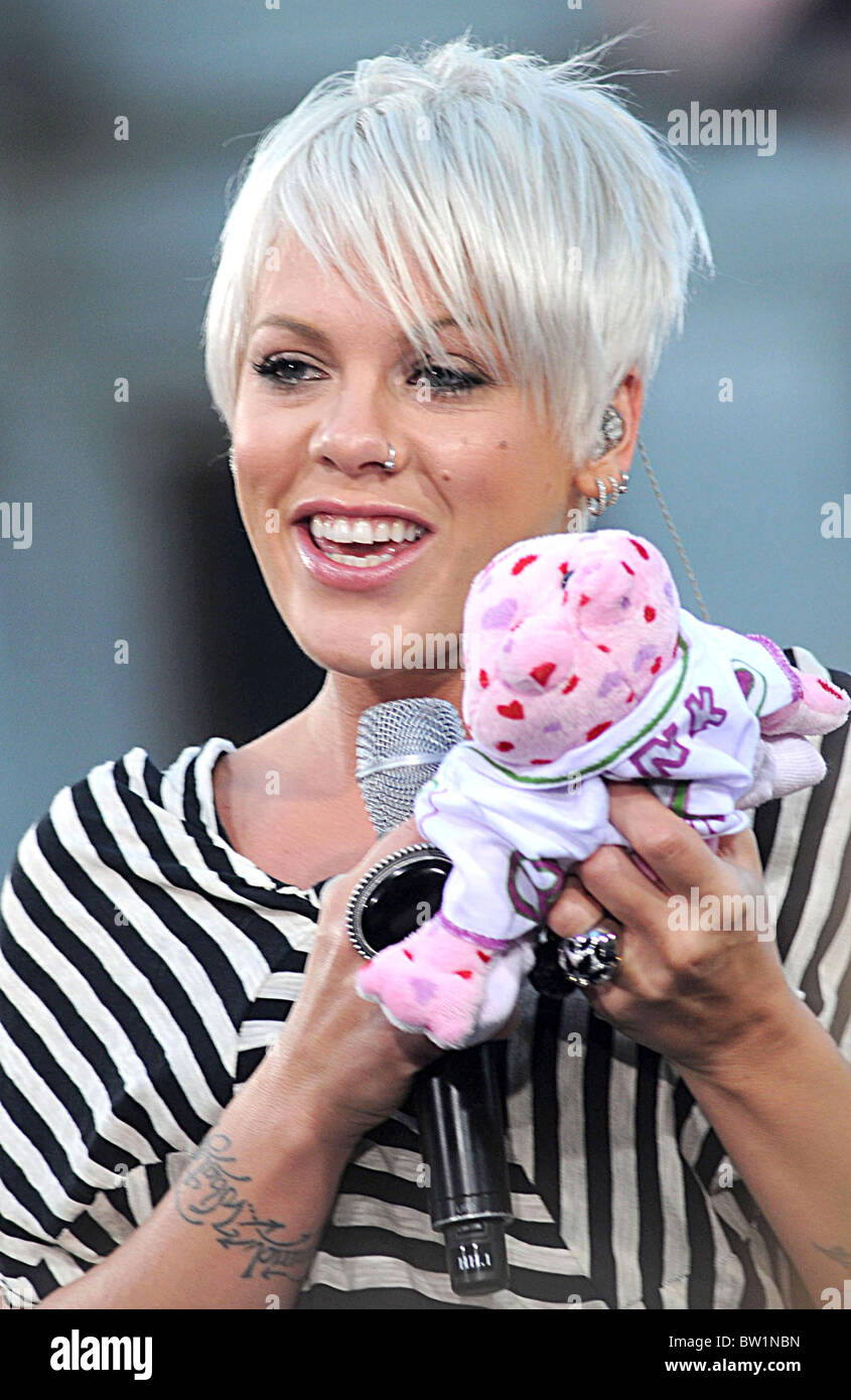 The CBS Early Show Concert with PINK Stock Photo - Alamy