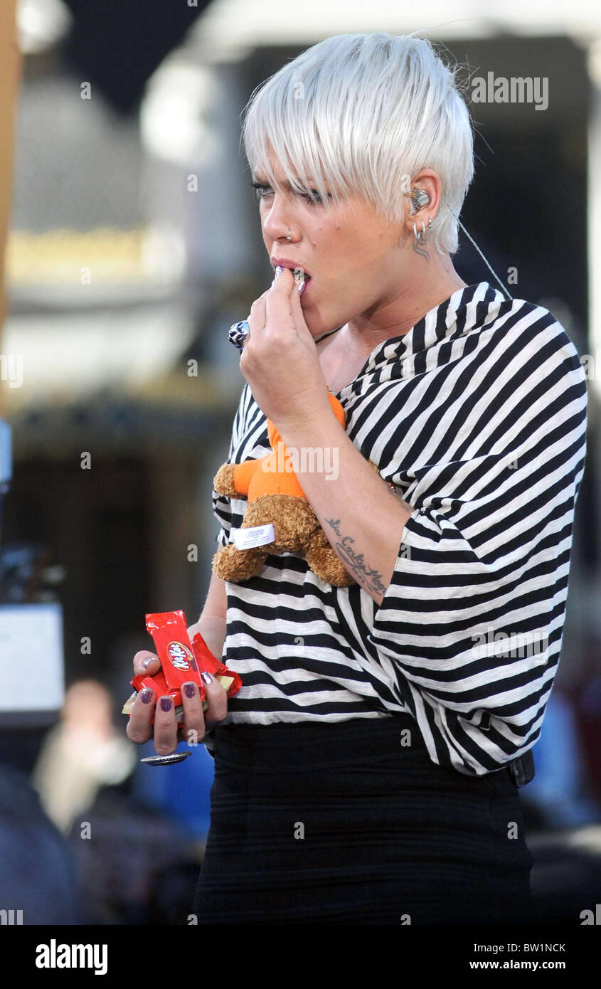 The CBS Early Show Concert with PINK Stock Photo - Alamy