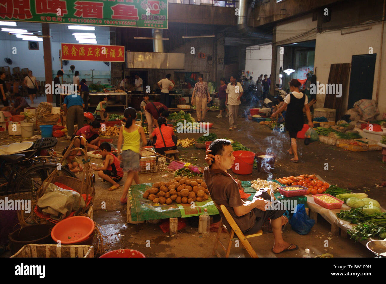Vegetable fair in Yangshuo, China Stock Photo - Alamy