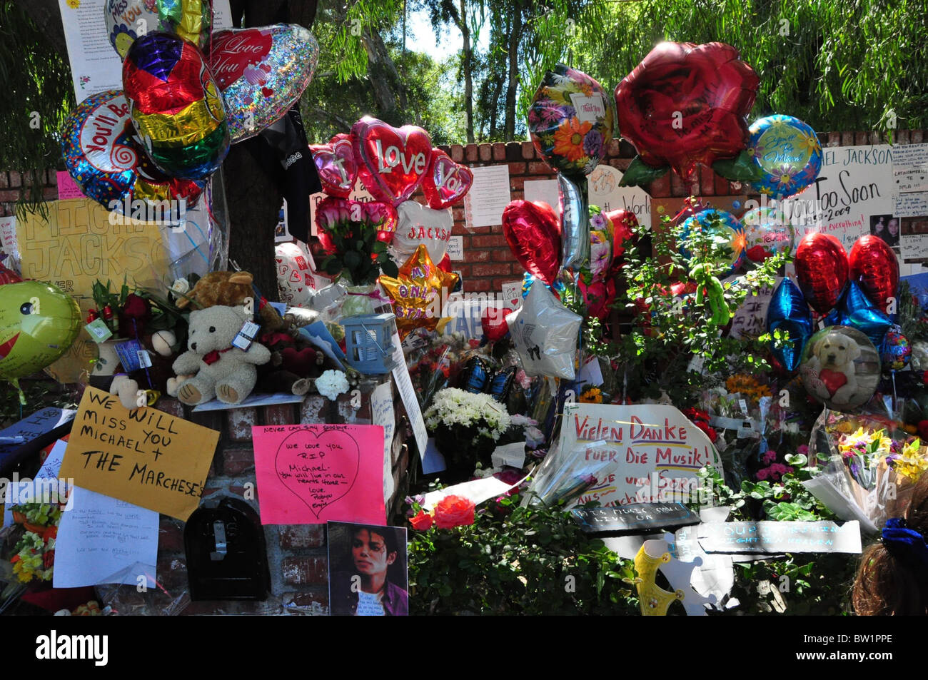 Michael Jackson Memorial Outside Home of Mother Stock Photo - Alamy