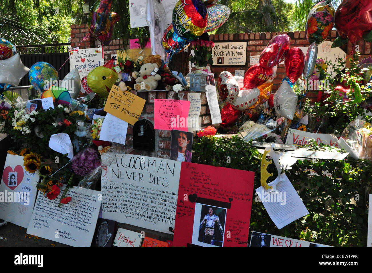 Michael Jackson Memorial Outside Home of Mother Stock Photo - Alamy