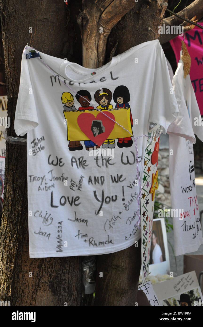 Michael Jackson Memorial Outside Home of Mother Stock Photo - Alamy