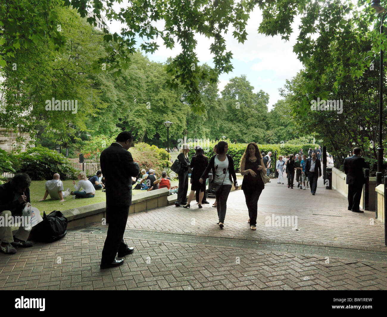 London England People Walking Through Victoria Embankment Gardens Stock ...