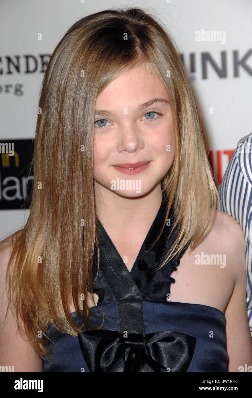 Elle fanning phoebe in wonderland hi-res stock photography and images - Alamy