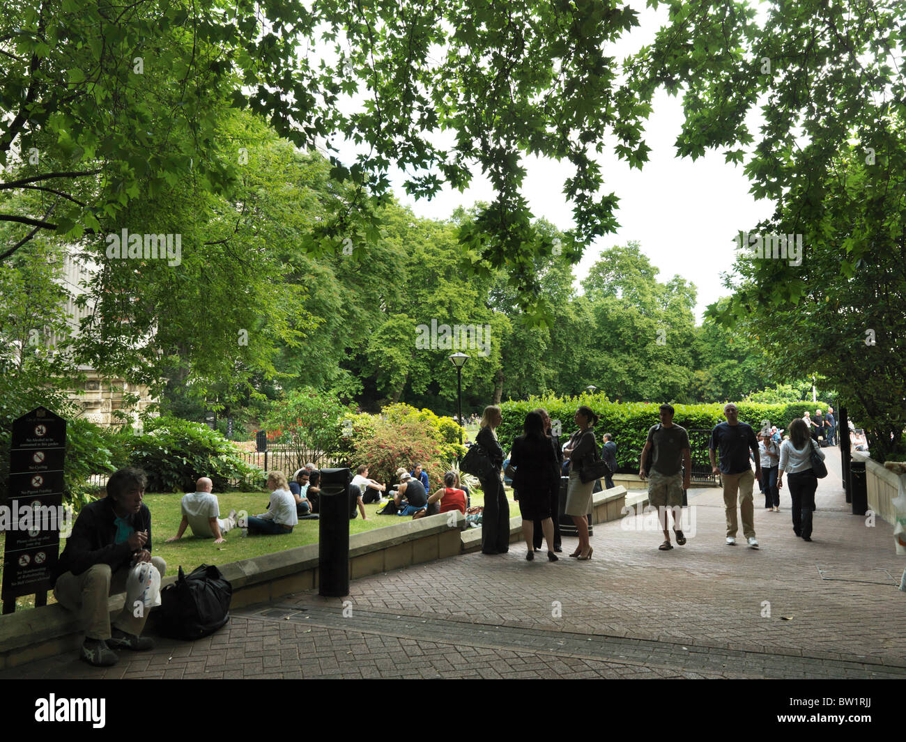 London England People Walking Through Victoria Embankment Gardens Stock ...