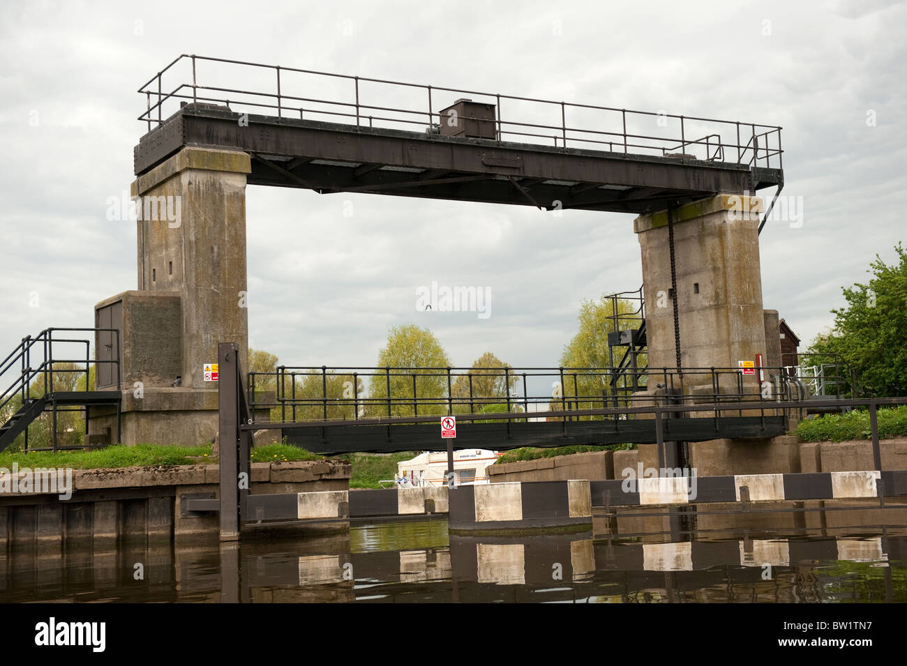 Sluice Gate at joining of River Severn and River Avon Stock Photo - Alamy